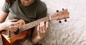 How To Play Ukulele For Beginners 2022 - Easy Step By Step Guide ...