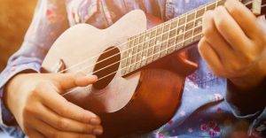 How To Play Ukulele For Beginners 2022 - Easy Step By Step Guide ...